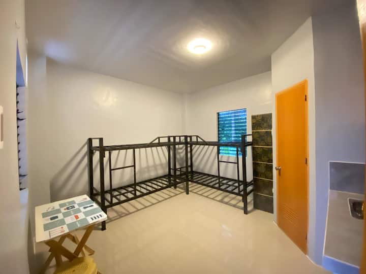 Cozy Non-ac Apartment Unit With 3 Double Deck Beds - Hilongos