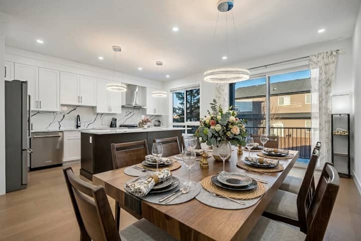 Family Home Near Airport - Canada