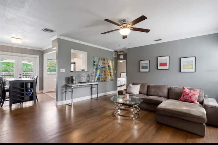 Beachy 2br Bungalow • Patio • 10 Min To Downtown - St. Petersburg, FL