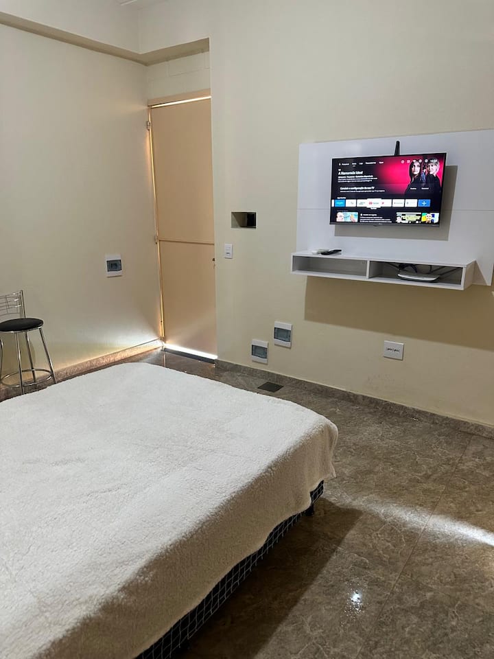 Kitnet Completa Com Ar E Garagem Coberta. - Esmeraldas