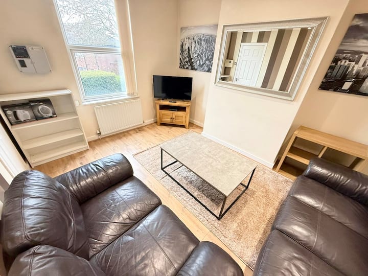 Leeds Large Family Homes - Sleeps 12 - Leeds