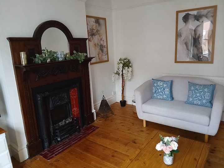 Spacious 4‑bedroom House, Garden & Hot Tub - Ipswich