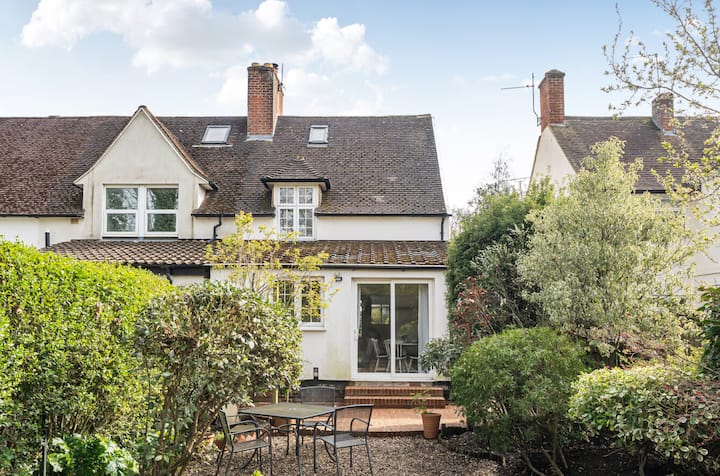 Spacious Surrey Home | Garden | Fast London Links - Woking