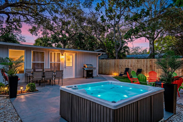 Updated Sarasota Retreat–hot Tub & Prime Location - Sarasota, FL