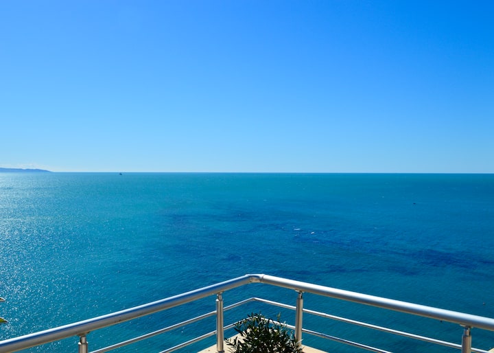 Sunrise Apartament
Poserian Endless Blue - Albania