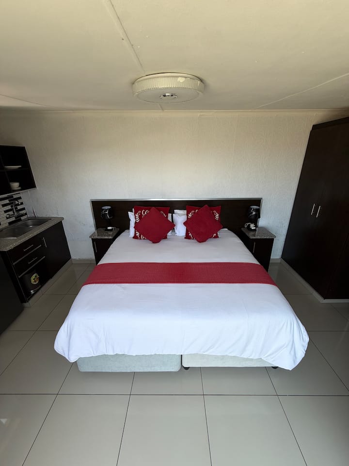 Oasis Lodge Room 5 (Couple’s Suite) - Ramsgate