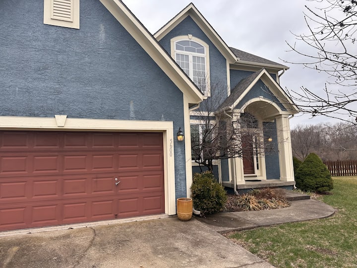 15 Min Drive To Stadium, 3 Br, 3 Bath, Big Yard - Lee's Summit, MO
