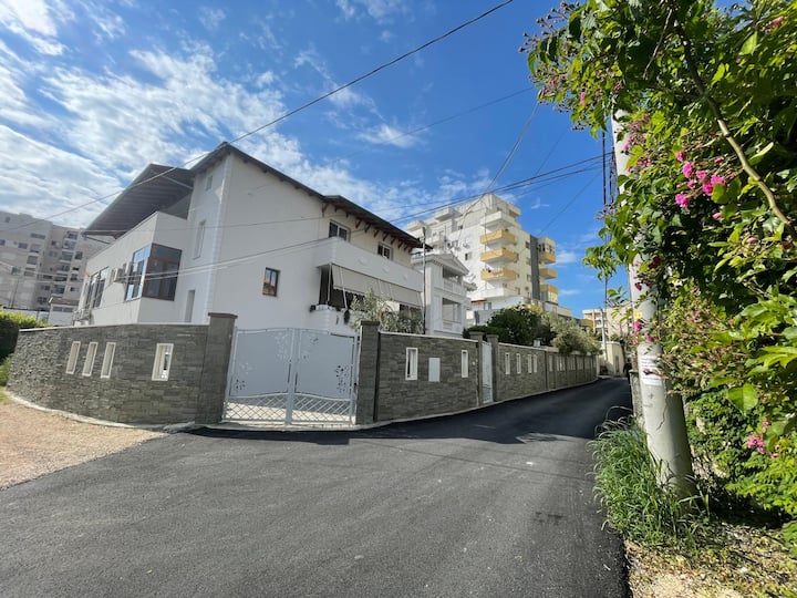 Casa Ramona
Oasi Di Comfort E Stile - Durres