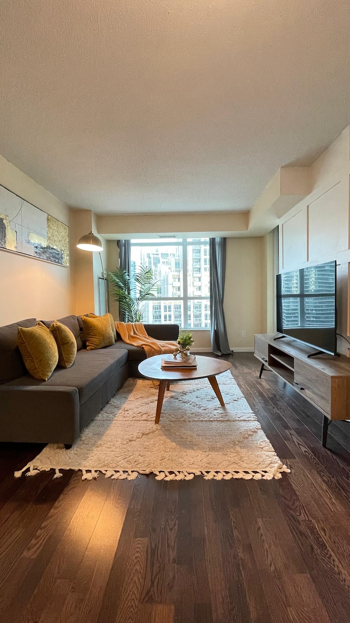 Relax In A Chic Downtown Retreat + 1 Free Parking - Toronto
