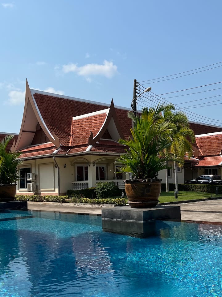 Vakkert Hus Med Fri Utsikt Ved Basseng - Sattahip