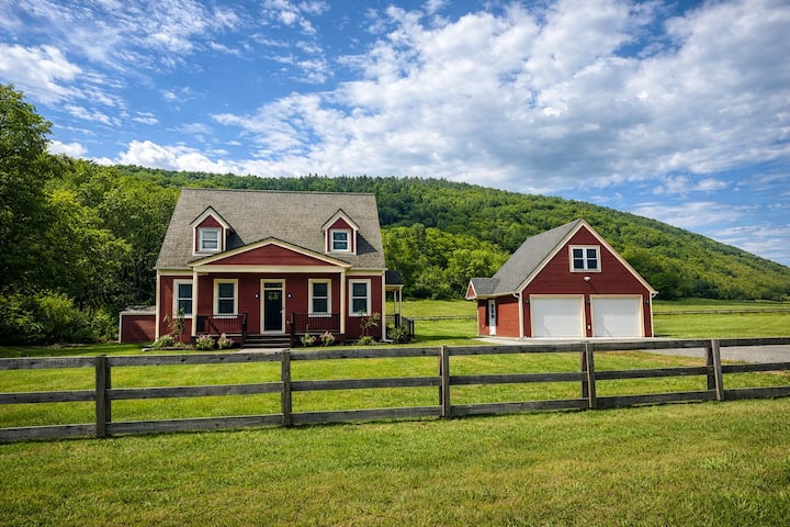 Mountainside Farmhouse - Davenport, NY