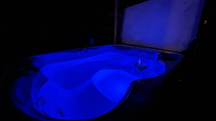 Hot Tub • Walk To Wineries • Historic Craftsman - Defiance Ridge Vineyards, Defiance