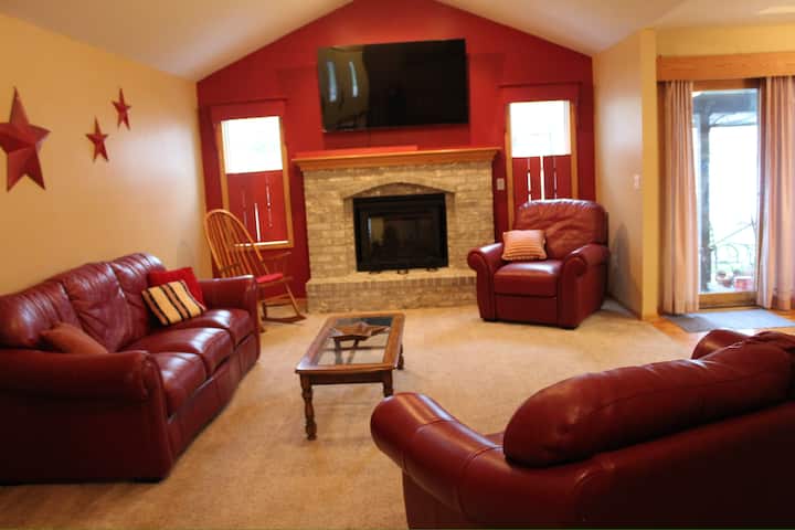 Americana-style 3br 4bd W/ Patio World Cup Home - Belton, MO