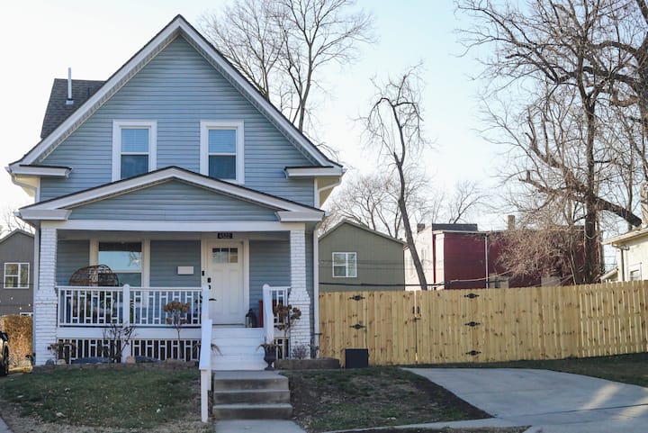 The Plaza Fireside House | 3br W/ Big Private Yard - Kansas City