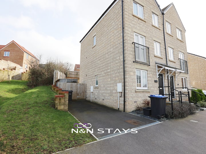 Four Bedroom House With Private Parking In Calne - Calne