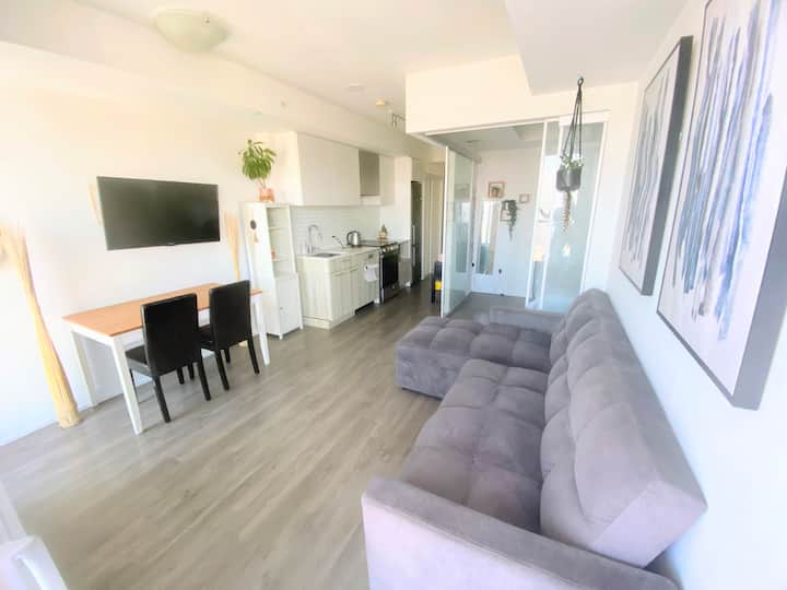 Stylish Downtown Condo With Private Patio! - Toronto, ON