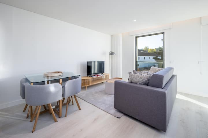 Stylish New 2br Gaia Riverside – Pool & Parking - Porto