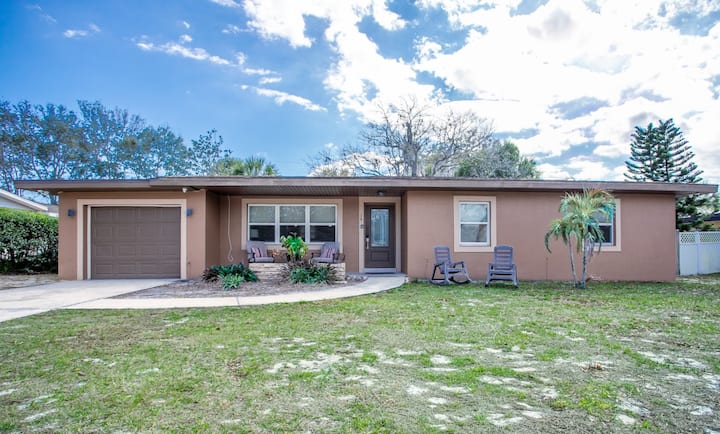 Coastal Getaway: Near Fit, Downtown & Beach - Melbourne Beach, FL