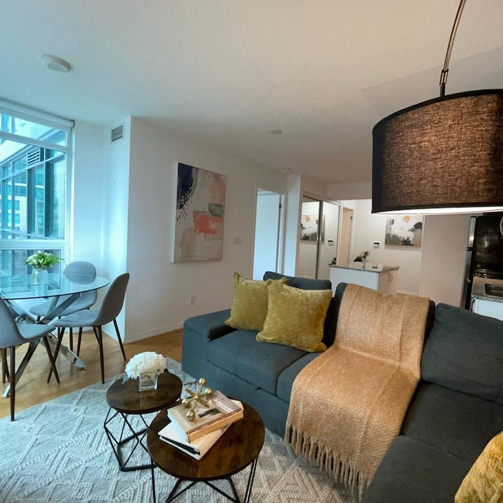 Stylish Toronto Escape + 1 Free Parking - Toronto