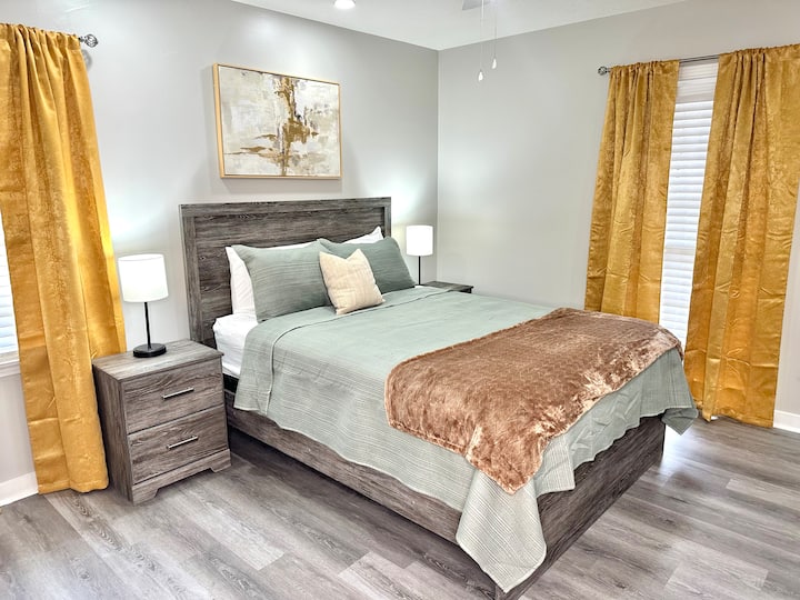 5 Beds | Long Driveway | Backyard | Great Location - Jackson, MS