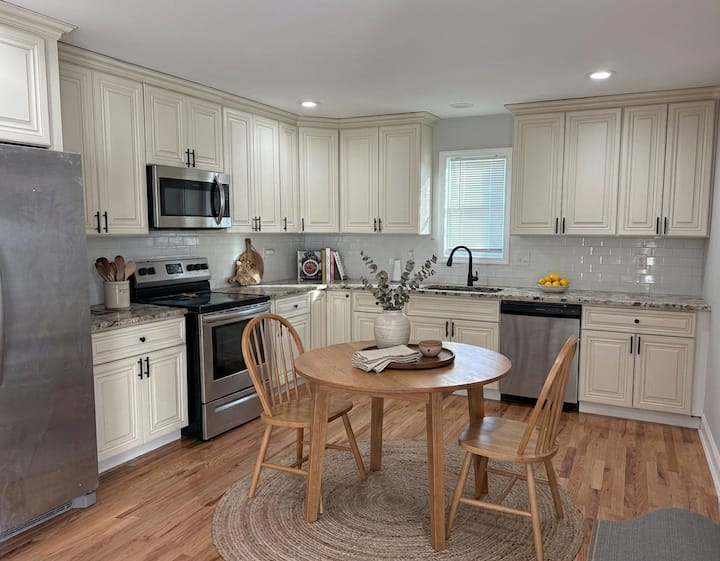 Lunavista Stay | King Bed + Kitchen - 헌팅턴