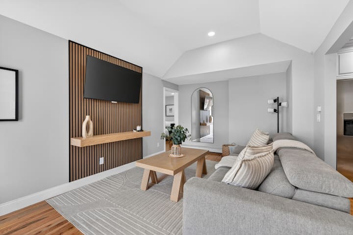 Lunavista Stay | King Bed + Kitchen - Northport, NY