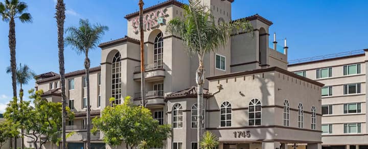 Perfect 2bd In Peacock Suites - Anaheim, CA