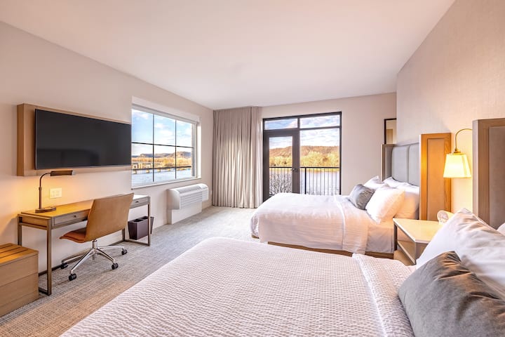 Double Queen Suite With Kitchenette, Balcony-44° N - Winona, MN