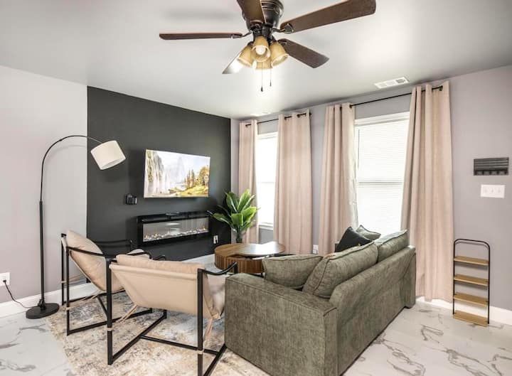 Modern Cozy 2br | King + Queen Near Emory & Afb - Bonaire, GA