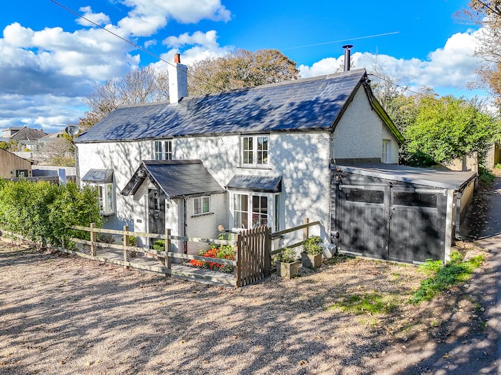 Cosy Coastal Cottage - Highcliffe
