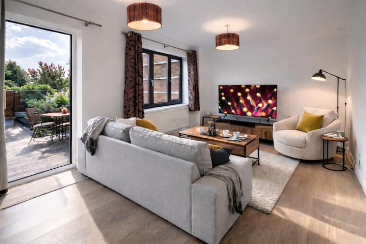 Sunny Garden Retreat, Private Parking, Old Windsor - Slough