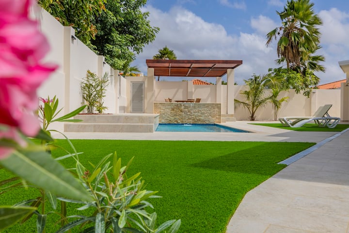 Charming 1br|1ba Getaway/pool, Bbq &Laundry Access - Aruba