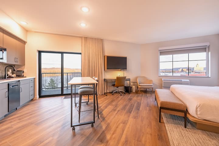 King Suite With Kitchenette, Balcony-44° North - Winona, MN