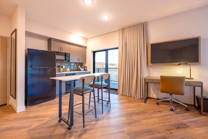 King Suite With Kitchenette, Balcony-44° North - Winona, MN