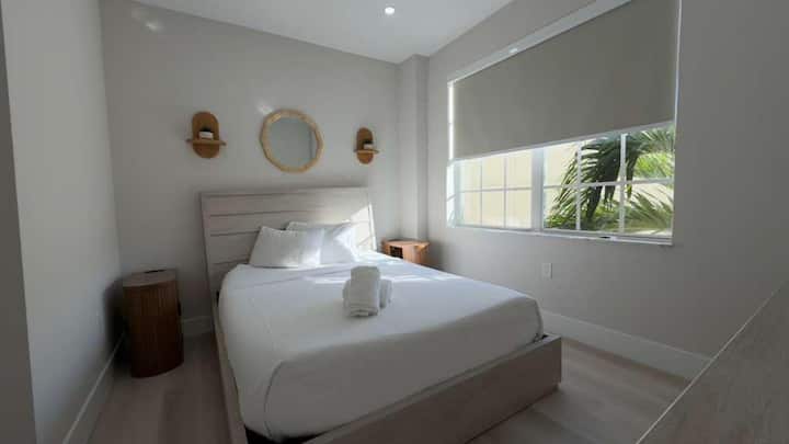 Cozy Collins Ave Gem One Block From The Beach 403 - Miami Beach, FL