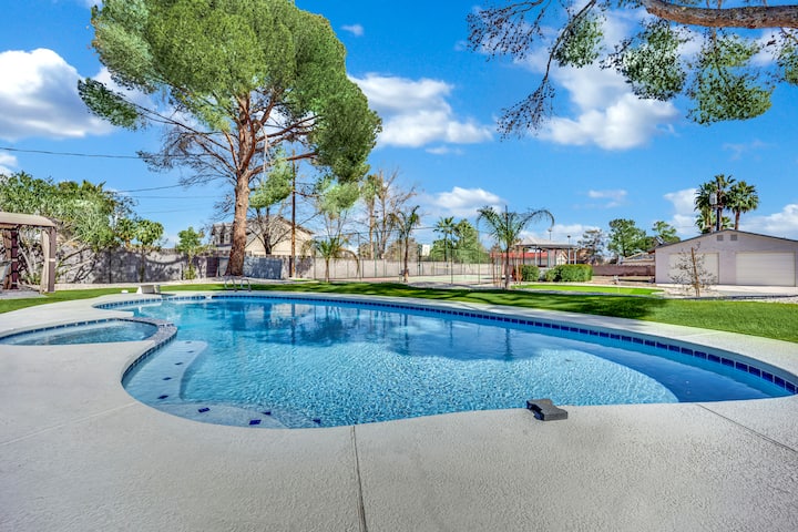 6bd/4.5ba Spacious Las Vegas Estate, Huge Backyard - Las Vegas, NV
