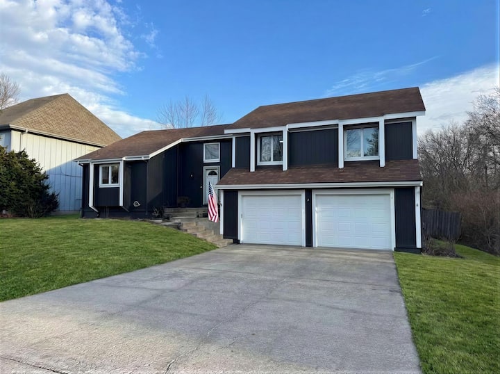 Spacious Home | Close To Parks, Bbq, & Stadium! - Overland Park, KS