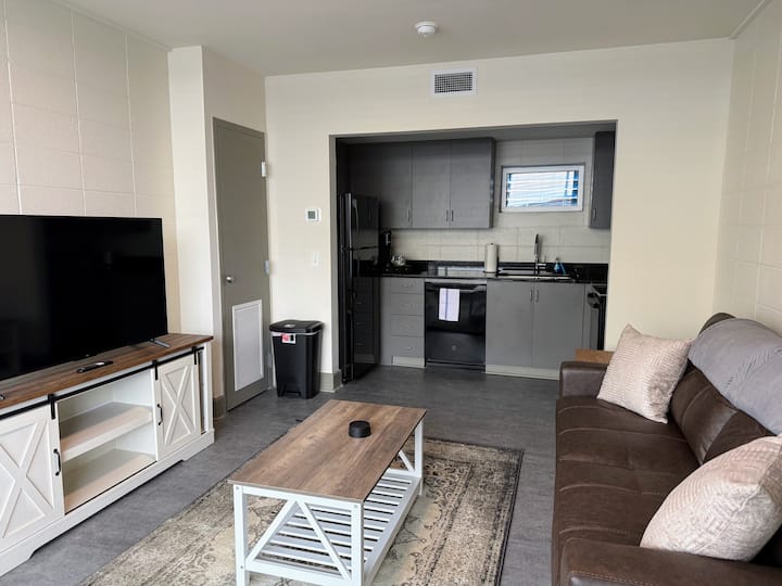 Center Of Town - Fully Stocked - King Bed - Dothan, AL