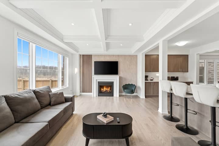 4br/4.5wr Family Fun+game Room+fencedyard+5parking - Kitchener, ON, Canada