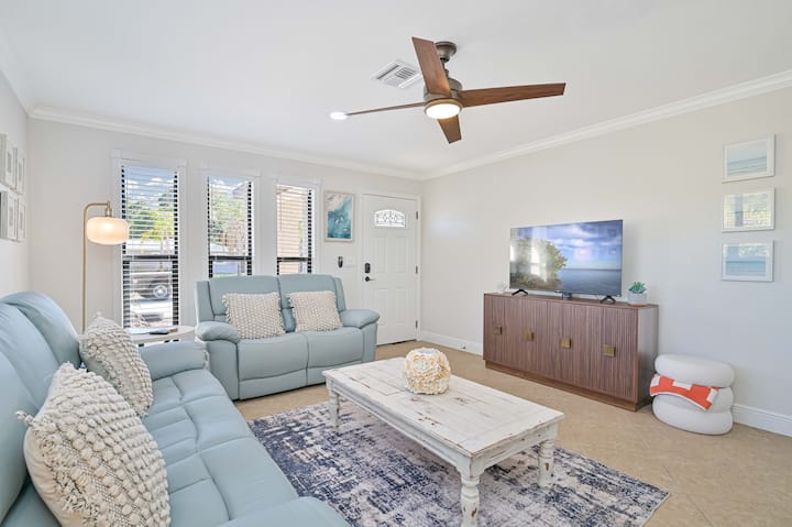 The Salty Stay. Minutes From Your Toes In The Sand - Bonita Springs, FL