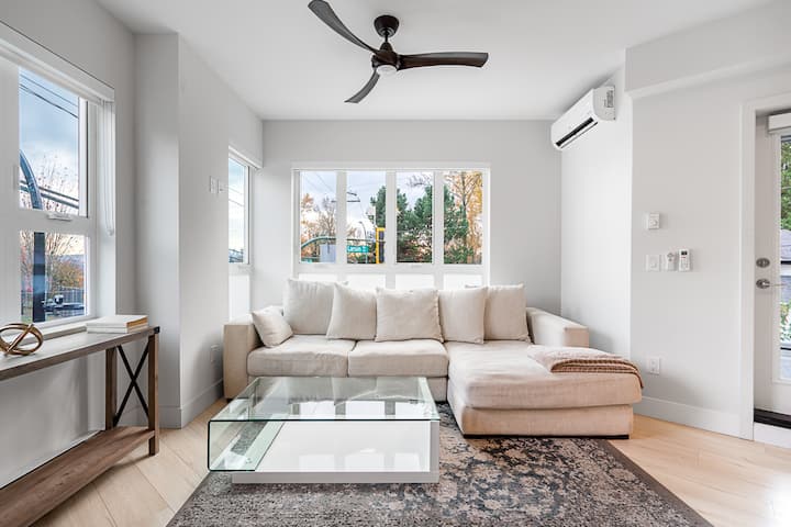 Central Townhouse With Patio - Grouse Mountain