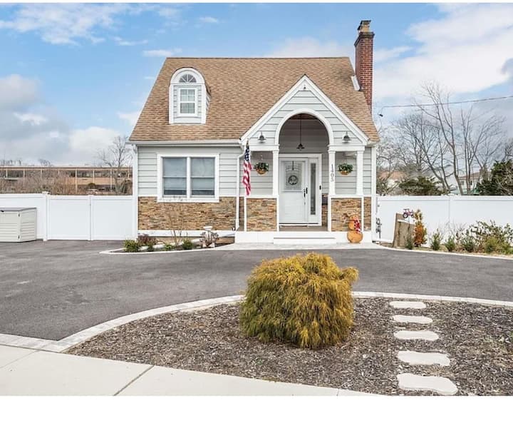 Pool House With Half Bath Big Screen Tv - Fire Island, NY