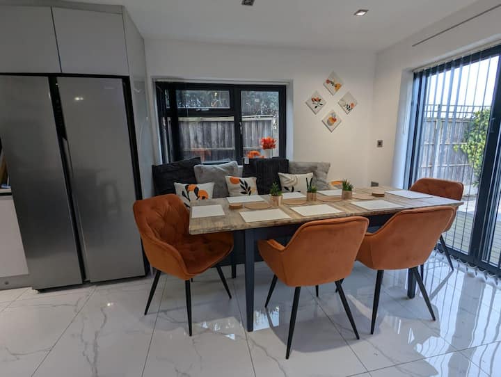 The Lioncrest Lodge By Nestura - Ideal For Ema - Leicester