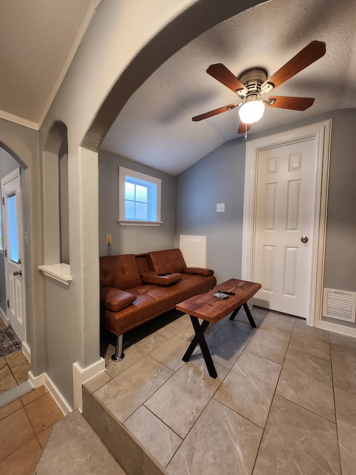 Modern 2br Guesthouse -King+queen | Private Patio - Pearland, TX