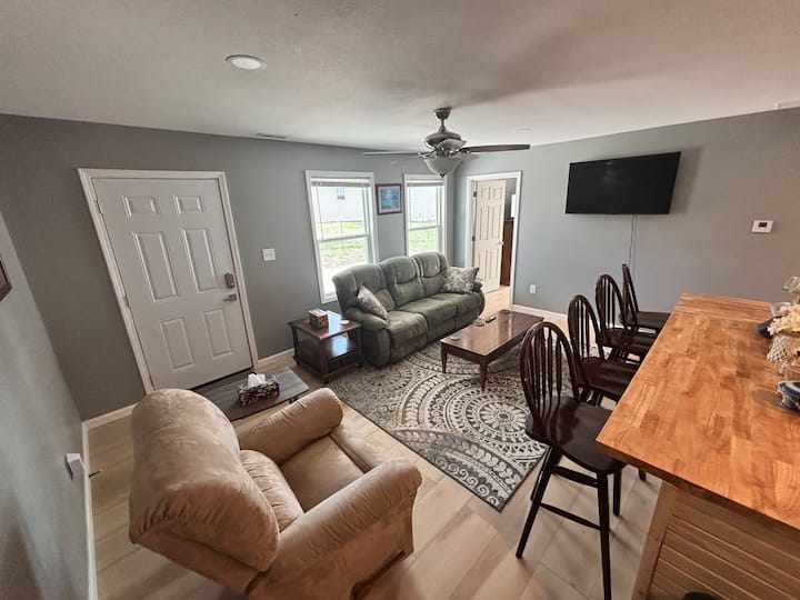 3 Bed, Fiber, Self Check-in, Laundry, Kitchen - Huntsville, MO