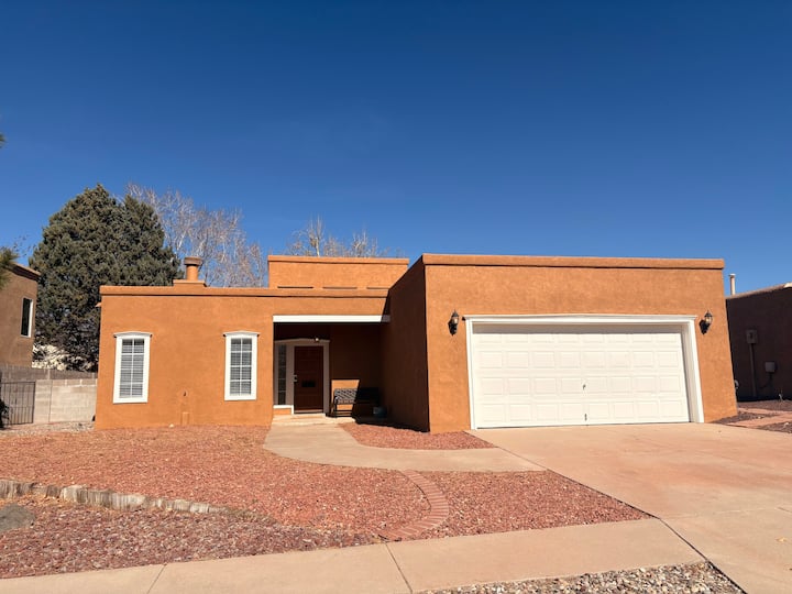 Desert Charm Retreat With Pool Table In Ne Heights - Albuquerque, NM