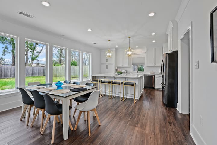 Modern 4br Home Near Lsu & Downtown Br W/ Patio - Baton Rouge, LA