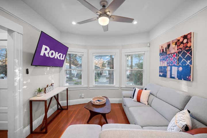 Near Midtown & Ucd: Vintage Tahoe Park Bungalow - 새크라멘토