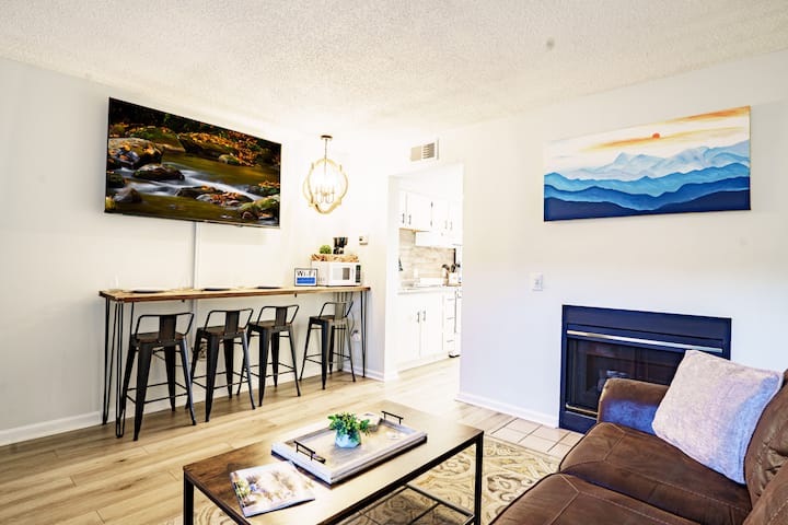 Gatlinburg Mountain Charm, Walk To Dtwn, Sleeps 4 - Gatlinburg, TN