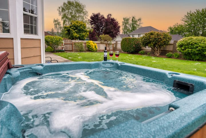 Beach & River Access, Hot Tub, & Gourmet Kitchen. - Smith River, CA